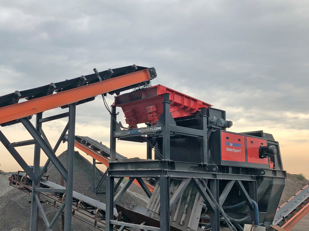 Product distributor replaces vibratory chute and prevents clogging ...