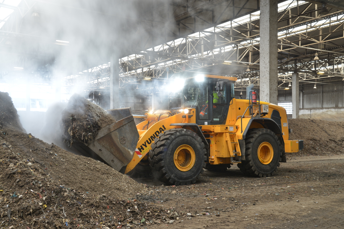 Heavy-duty wheel loader use in the waste management industry - recovery