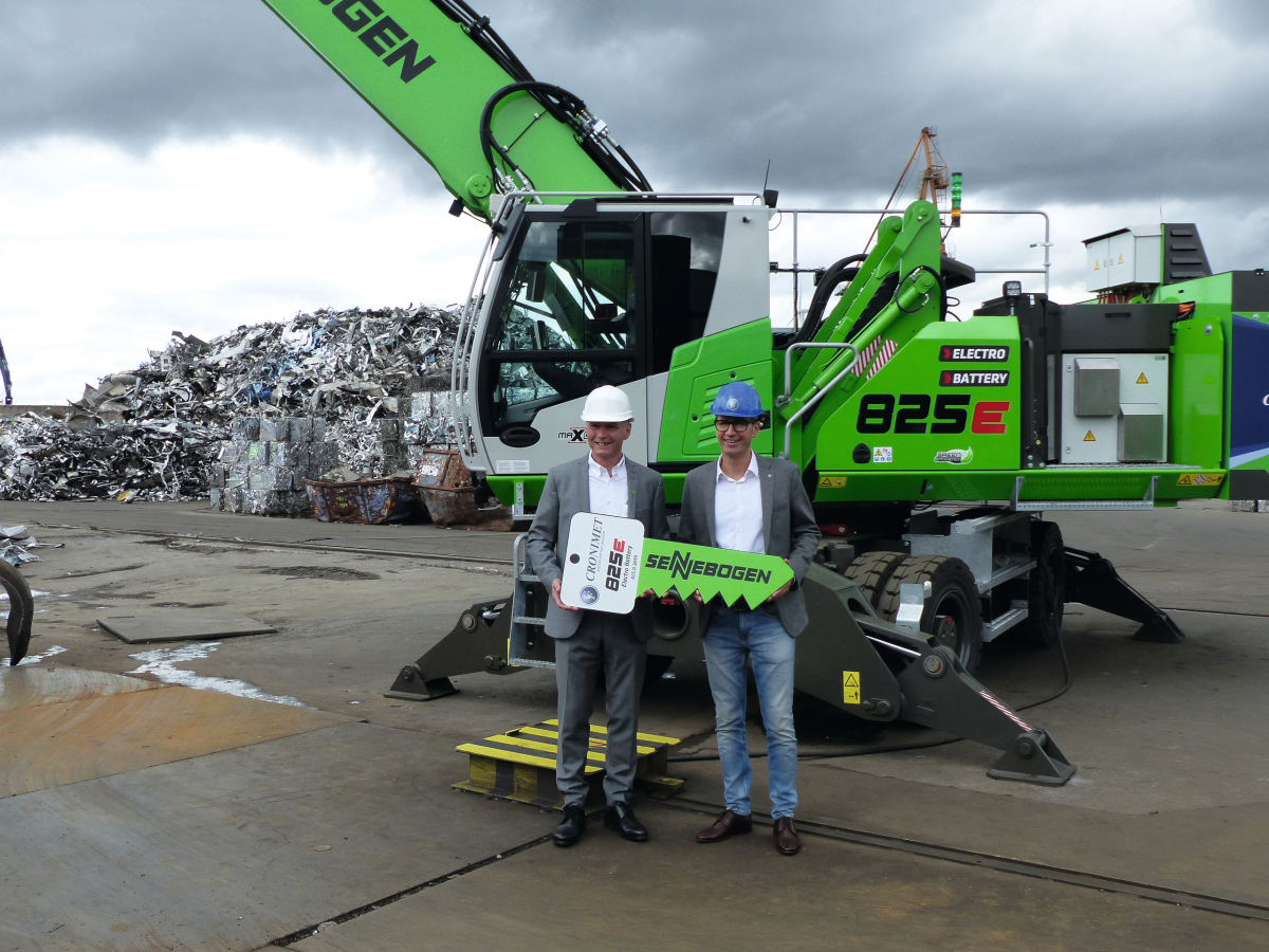 SENNEBOGEN hands over first battery-powered material handler 825 ...