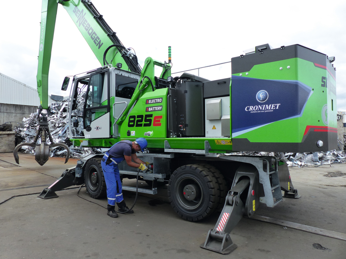 SENNEBOGEN hands over first battery-powered material handler 825 ...
