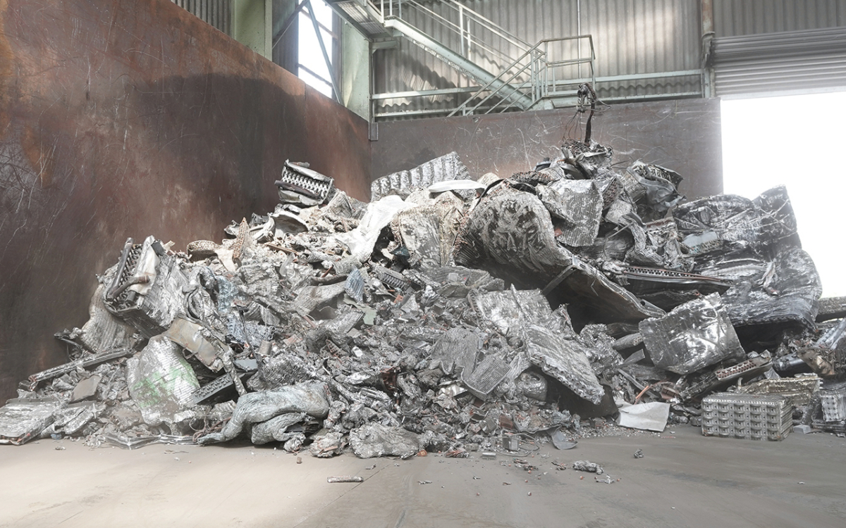 Metal recycling: back to recyclable material through shredding ...