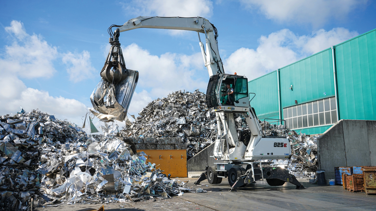 Mit dem SENNEBOGEN 825 E Umschlagbagger Metallschrott sortieren und ...